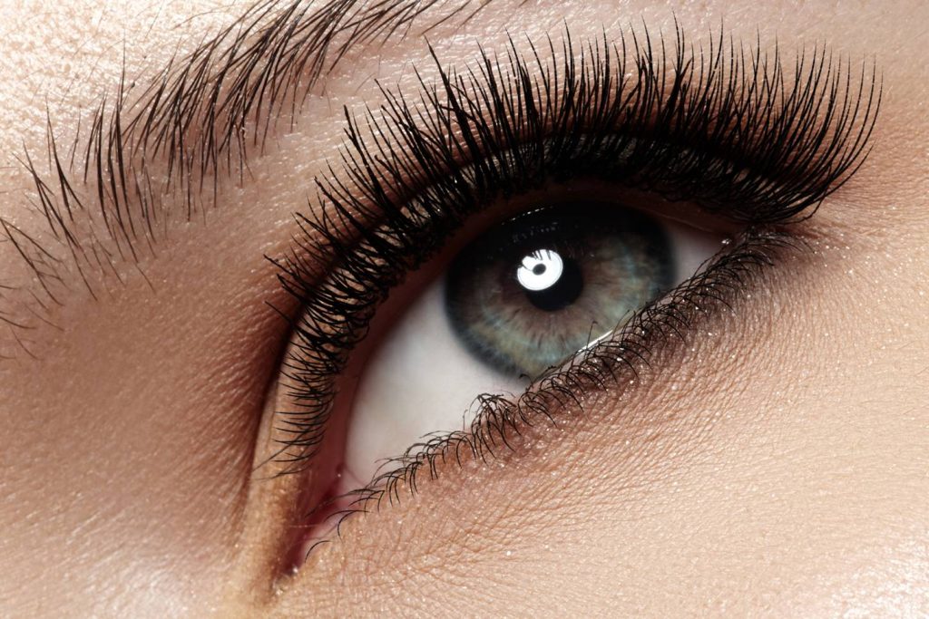 Comment allonger les cils et stimuler leur pousse?